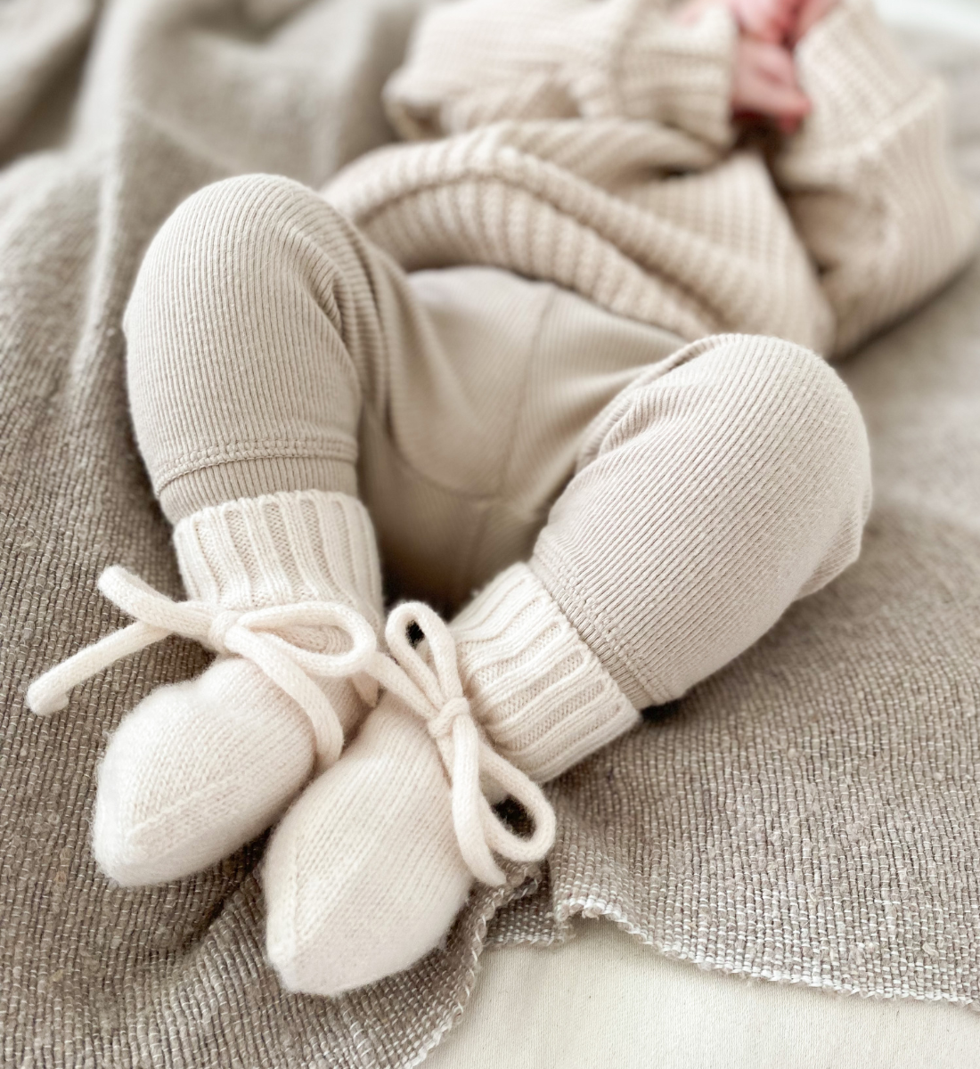 Lil' Leo: Babyschuhe "Cozy" in Creme aus 100% Merinowolle - handgefertigt