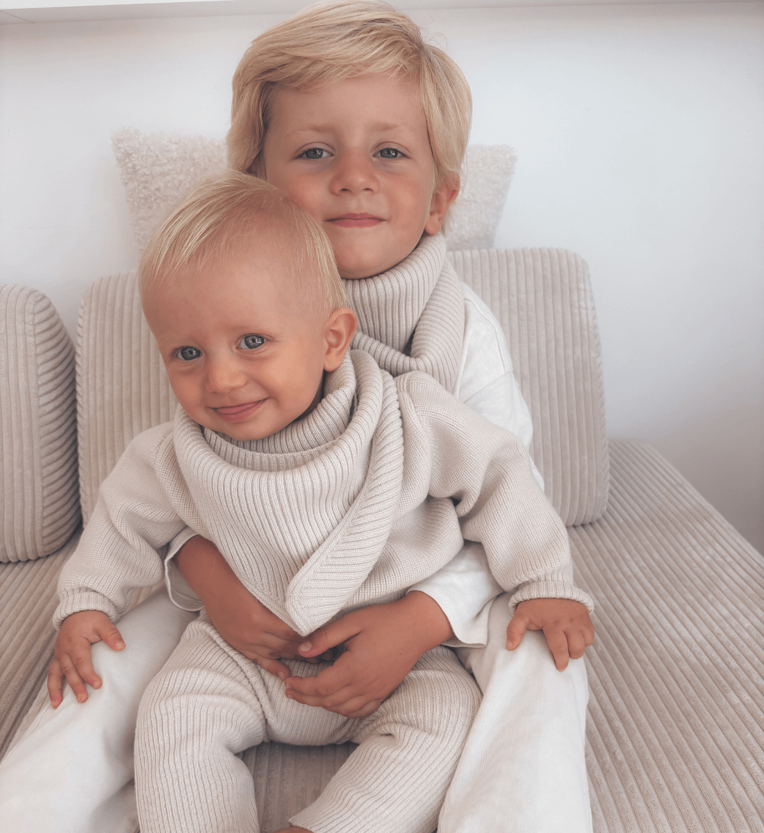Lil' Leo: Dreieckstuch in Creme aus 100% Merinowolle